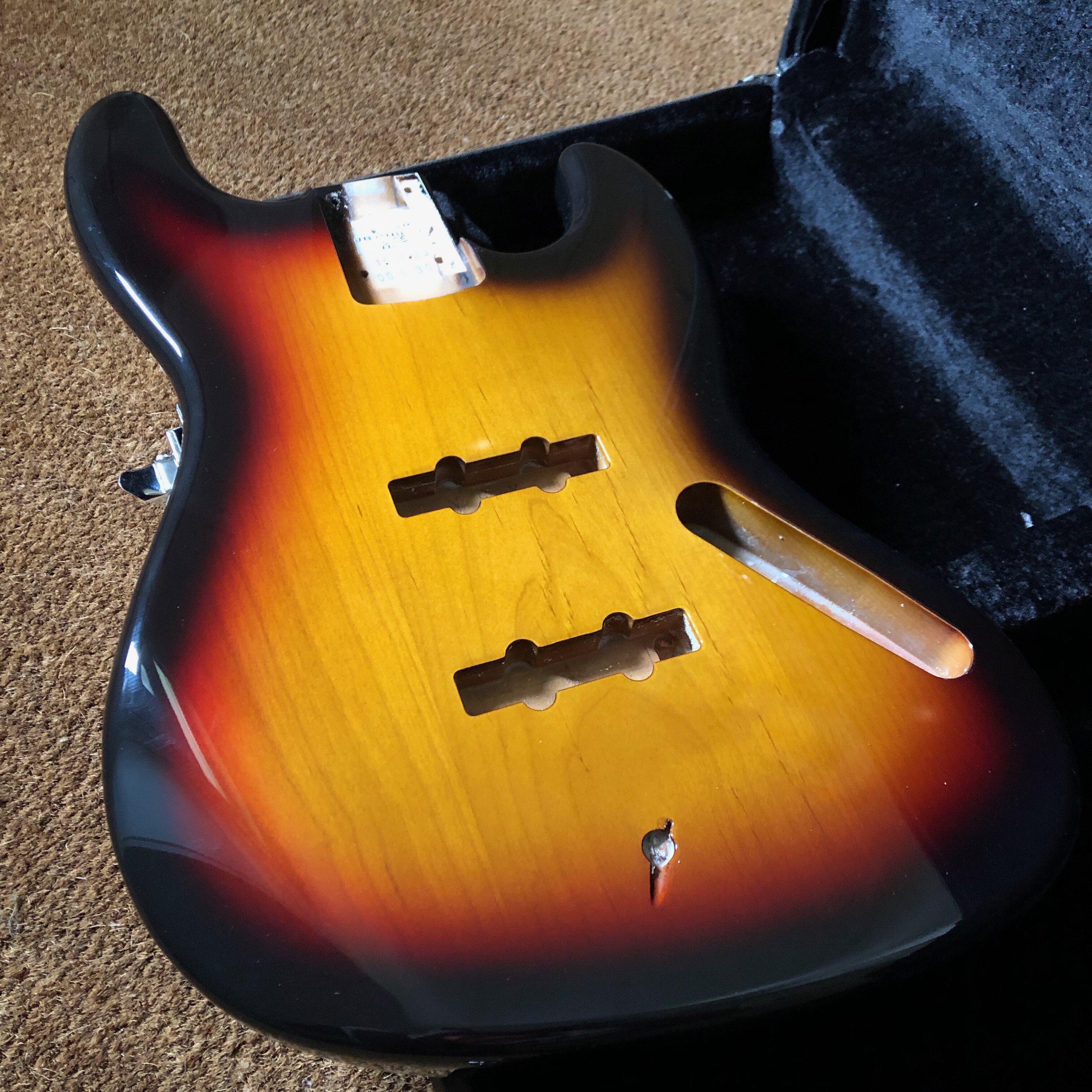 Update: Tort or Pearl scratchplate on my Jazz - what do you think ...